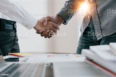 비즈니스 사람들이 악수 회의 비즈니스에 티켓 축 하 합병 및 인수 개념을 마무리 닫습니다 축하하기에 대한 스톡 사진 및 기타 이미지 Istock