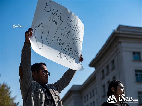 ФОТО Д Сарангэрэлийг сайдын албан тушаалаас нь огцруулах ыг шаардан иргэд Төрийн ордны гадна