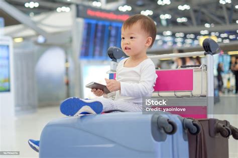 작은 여행자 귀여운 아시아 18 개월1 년 오래 된 유아 소년 아동 가방 공항 트롤리에 앉아 여권 들고 가족에 대한 스톡 사진 및 기타 이미지 Istock