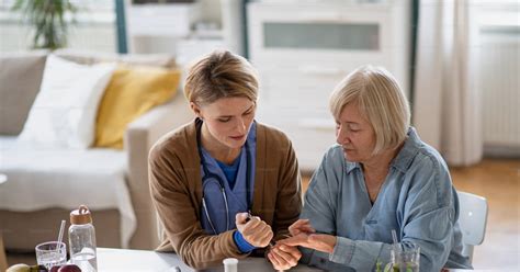 간호사 간병인 또는 의료 종사자가 노인 여성 환자와 함께 실내에서 혈당을 측정합니다 사진 Unsplash의 여성 이미지