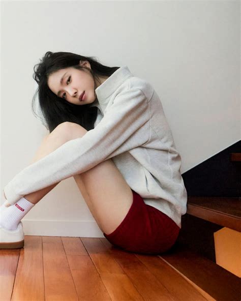 손나은 한뼘 핫팬츠 입고 구부린 자세는 너무 아찔해…일상룩에도 섹시美