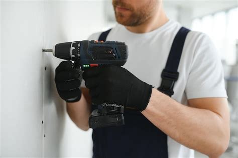 Homem Trabalhador De Drywall Instalando Placa De Gesso Cartonado Na