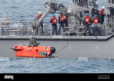 Taiwanese Sailors Handle An Slq 48 Remotely Operated Mine Disposal