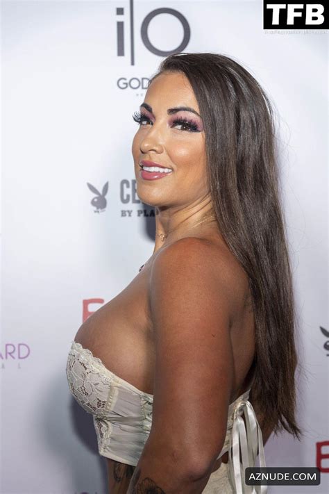 Courtney Tillia Sexy Poses Her Hot Figure In Hollywood AZNude