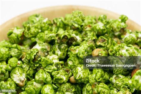 복사 공간 텍스트와 흰색 배경에 고립 된 나무 그릇 벌크에 일본 말차 녹차 팝콘의 무성한 좋아하는 영화와 인기 간식 0명에 대한 스톡 사진 및 기타 이미지 Istock