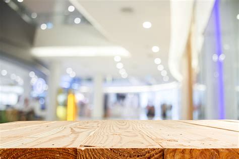 빈 나무 테이블과 흐림 백화점 배경제품 디스플레이 몽타주와 비즈니스 프레 젠 테이 션에 대 한 서식 파일에 대 한 Bokeh와 고객에 대한 스톡 사진 및 기타 이미지