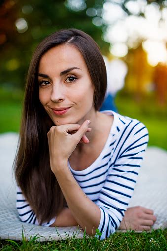 격자 무늬에 도시 공원에서 휴식 하는 캐주얼 옷에서 매력적인 현대 젊은 여자의 초상화를 닫습니다 야외 작업 후 휴식 20 24세에 대한 스톡 사진 및 기타 이미지 Istock