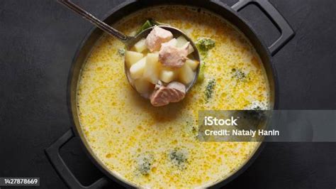 냄비에 연어 감자 양파 당근 딜 및 브로콜리가 들어간 크림 같은 생선 수프 Kalakeitto 핀란드 요리의 전통 요리 건전하다