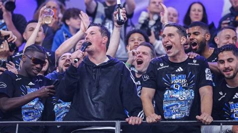 Bürgermeister Tschentscher Empfängt Den Hamburger Sv Zur Meisterfeier
