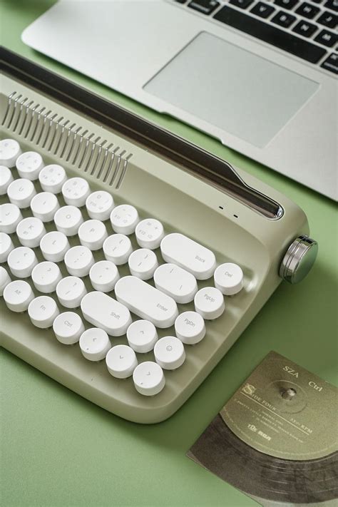 Yunzii Upgraded Wireless Typewriter Keyboard Retro Keyboard With