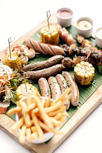 소시지 꼬치 반찬 소스를 흰색 배경에 곁들인 유기농 혼합 그릴 바비큐 고기 플래터 소박한 세트 식사 0명에 대한 스톡 사진 및 기타 이미지 Istock