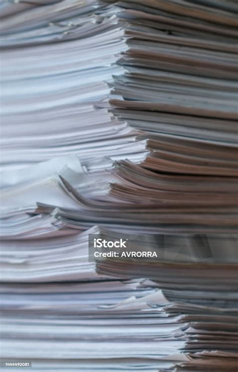 실내나무 테이블에 바인더 클립이 있는 빈 용지 더미 직장 많은 문서 계약 법적 계약 작업 테이블에 서류 비즈니스 업무 직업의 개념 문서에 대한 스톡 사진 및 기타 이미지