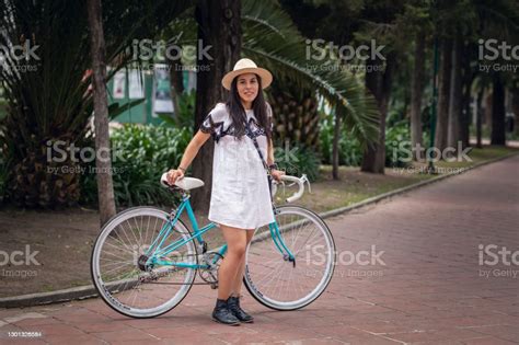 멕시코 시티에서 하루 에 그녀의 자전거와 함께 거리에 서 드레스와 모자를 입은 라틴 여성 30 34세에 대한 스톡 사진 및 기타 이미지 30 34세 건강한 생활방식