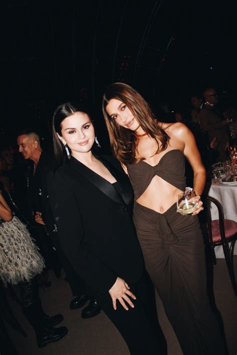 Potret Keakraban Selena Gomez Dan Hailey Bieber Foto Bersama Untuk Pertama Kalinya | Highend ...