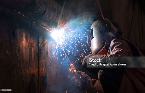 아크 용접기를 사용하여 저녁 시간에 조선소에서 오래된 선박의 금속 벽을 용접하는 안전 장비를 갖춘 용접기 용접공에 대한 스톡 사진 및 기타 이미지 Istock