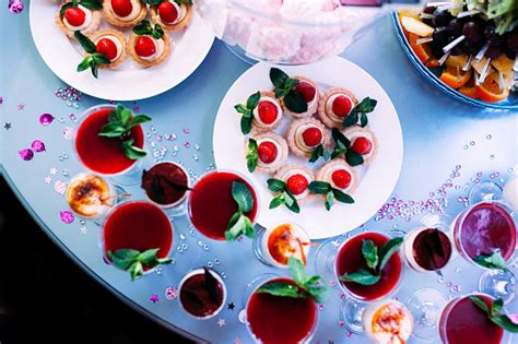 다른 케이크와 과자로 아름답게 장식 된 테이블 초콜릿과 민트 잼을 곁들인 수제 아이스크림 어린이 생일에 과자 딸기와 민트를 곁들인 달콤한 카나페 0명에 대한 스톡 사진 및