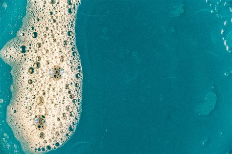 어두운 청록색 배경에 비누 거품 착색 된 표면에 흰색 세제 거품의 거품 샴푸 거품 질감 선택적 초점 건강한 생활방식에 대한 스톡 사진 및 기타 이미지 Istock