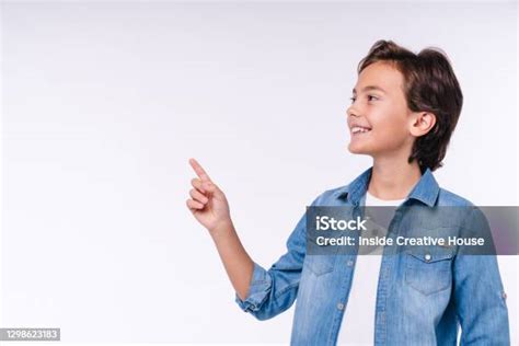 흰색 배경에 고립 된 복사 공간을 가리키는 캐주얼 복장을 입은 스마트 한 작은 10 대 소년 소년에 대한 스톡 사진 및 기타 이미지 Istock