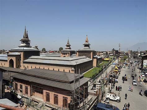 Srinagar Peace Returns To Old City Thousands Converge At Jamia Masjid