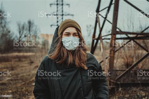 의료 용 마스크를 착용 하는 젊은 여자의 초상화 인플루엔자 바이러스에서 건강 보호 전염병 및 전염병 건강을 보호하십시오 코로나바이러스 개념 바이러스 확산 독감 예방 카란틴