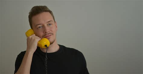 노란색 복고풍 전화 수화기로 전화 통화를 하는 남자 차분한 상태 개념의 감정 표현 대화에서 나온 감정적 반응 복사 공간이 있는 배너 배경 경영자에 대한 스톡 사진 및 기타