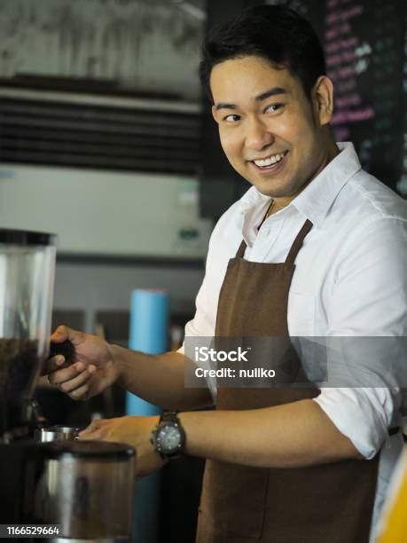 카페 라이프 스타일 컨셉에서 일하는 해피 아시아 바리스타 남자 기계류에 대한 스톡 사진 및 기타 이미지 기계류 기업가 남자 Istock