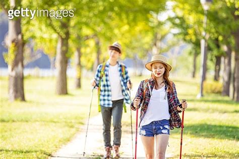 한국인 여성 남성 커플 인간관계 하이킹 아웃도어 걷기 산책길 보행로 휴식 여유로운주말 레저활동 미소 이미지 Jv11104691 게티이미지뱅크