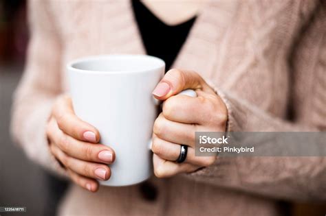 커피 컵 커피 컵을 들고 여자의 손 흰색 머그잔을 들고 여자 겨울에 대한 스톡 사진 및 기타 이미지 겨울 고객 뜨거운