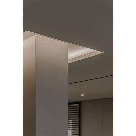 데이원디자인 ⠀ 간살 사이로 들어오는 빛과 브론즈 거울에 비친 아일랜드의 모습이 몽환적인 분위기를 자아내며 더욱 특별한 주방 공간이 되었습니다 Interior