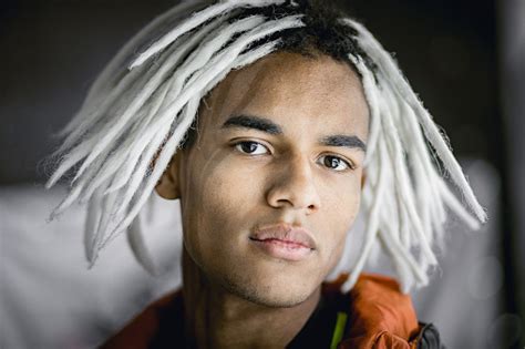 하얀 공포를 가진 젊은 남자의 남성 초상화 실내에서 어두운 피부를 가진 다인종 사람 잘 생긴 사람들과 함께 라이프 스타일 컬러 사진 20 24세에 대한 스톡 사진 및 기타