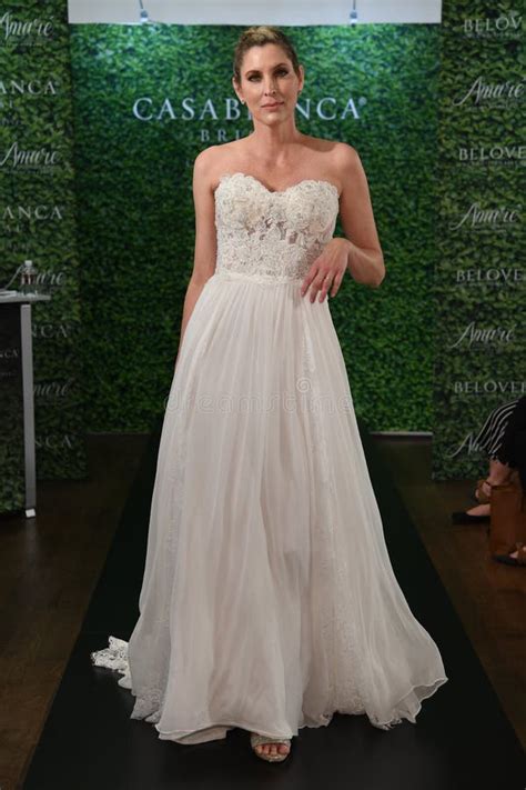 Ein Modell Das W Hrend Der Brautmodedarstellung Casablanca Fr Hlinges Aufwirft