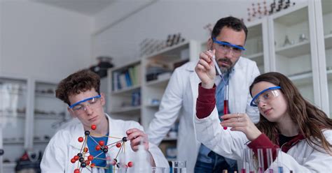 대학 실험실에서 화학 반응 실험을 하는 교사와 함께 과학 학생들 사진 Unsplash의 과학적인 이미지