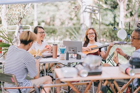 지속 가능한 라이프 스타일 아시아 중국 가족 캠핑 주말 동안 음식과 음료와 텐트에서 결합 시간을 즐기고 18 19세에 대한 스톡 사진 및 기타 이미지 Istock