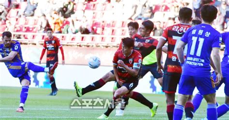 바코 슈팅 온 몸으로 막아내는 포항선수들[포토]