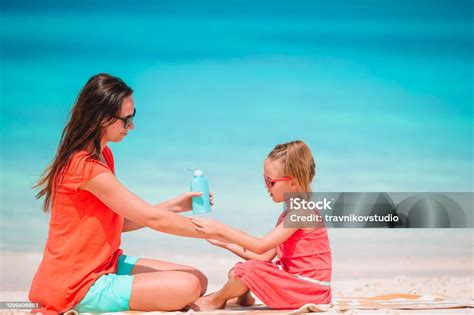 젊은 어머니는 해변에서 딸 코에 선 크림을 적용합니다 자외선 차단 가족에 대한 스톡 사진 및 기타 이미지 가족 동슬라브족 등 Istock