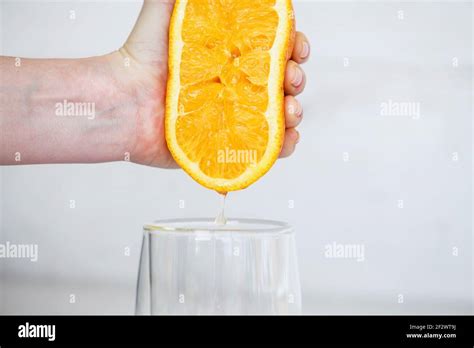 Hand squeezing orange juice hi-res stock photography and images - Alamy