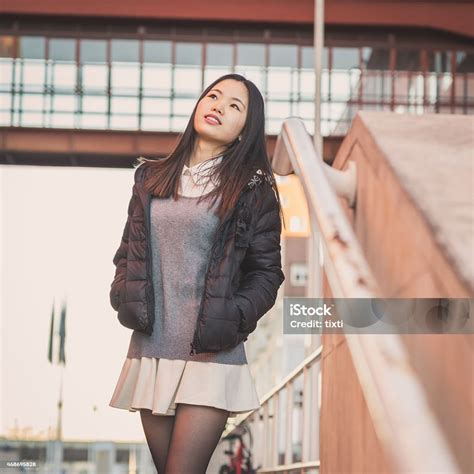 Gadis Cina Muda Yang Cantik Berpose Di Jalanjalan Kota Foto Stok