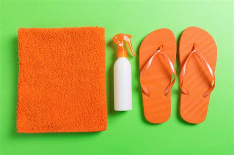 해변 플랫 레이 액세서리의 상단보기 조개 불가사리 수건 및 플립 플롭과 복사 공간이있는 컬러 배경의 선스크린 병 0명에 대한 스톡 사진 및 기타 이미지 Istock