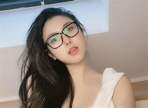 Модель из Сингапура Qiaoniu Tt биография фото чем известна