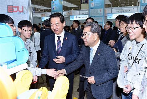 진로교육 페스티벌에서 참가학생들과 악수를 하는 이재정 교육감 에듀포토