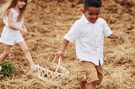 화창한 날씨 귀여운 작은 아프리카 계 미국인 소년 와 유럽 소녀 이다 에 이 농장 와 염소 2명에 대한 스톡 사진 및 기타 이미지 Istock