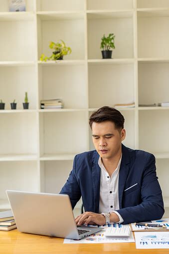 비즈니스 데이터 다이어그램 아시아 회계사작업 및 재무 보고서를 분석하는 랩톱 컴퓨터에서 일하는 사업가 개념의 그래프 차트 및