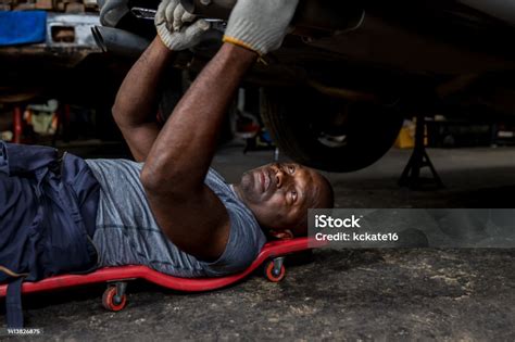 자동차 서비스 차고에서 누워서 차 밑에서 일하는 정비사 기술자 차량 유지 보수 및 자동차 자동차 차고에서 자동차 아래 확인 45
