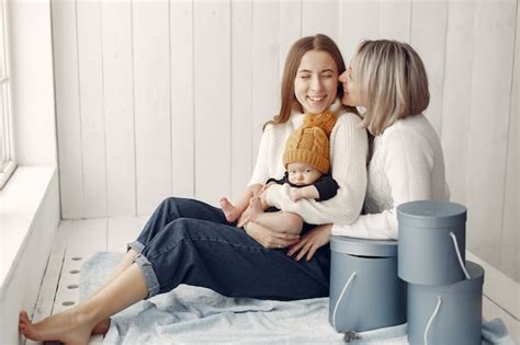 Elegante Oma Zu Hause Mit Tochter Und Enkel Kostenlose Foto