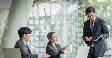 현대 사업가 그룹이 회의에서 이야기하고 웃고 있습니다 아시아 비즈니스 그룹은 회의에서 투자 및 사업 계획에 대해 논의했습니다 사진 Unsplash의 사람들 노트북 이미지