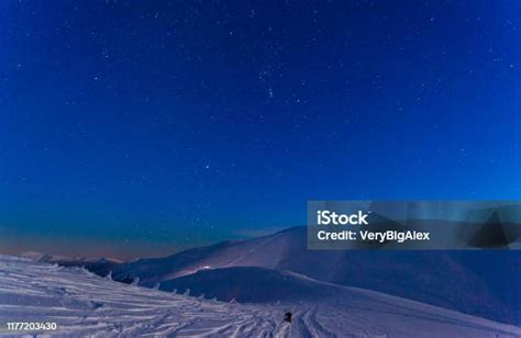 환상적인 별이 빛나는 하늘입니다 겨울 풍경과 눈 덮인 봉우리 카르파티아 산맥 우크라이나 유럽 0명에 대한 스톡 사진 및 기타 이미지 Istock
