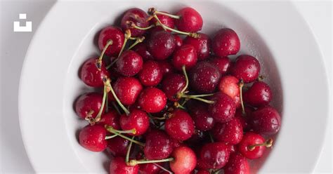 흰색 세라믹 접시에 빨간 체리 사진 Unsplash의 무료 버찌 이미지