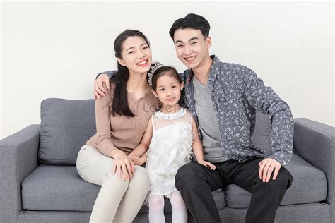 행복한 가정 세 가족 사진 무료 다운로드 Lovepik