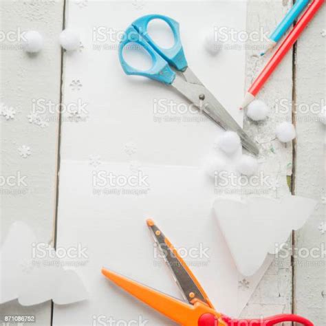 크 래 프 트 만들기입니다 인사말 카드 만들기 색종이 아플 리 케 수 제 가 위 접착제 페인트 브러시입니다 어두운 나무 배경입니다 학 용품 가위에 대한 스톡 사진 및 기타