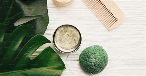 제로 웨이스트 플랫 레이 천연 친환경 고체 샴푸 바 나무 브러시 컨디셔너 비누 녹색 몬스테라 잎이 있는 흰색 나무에